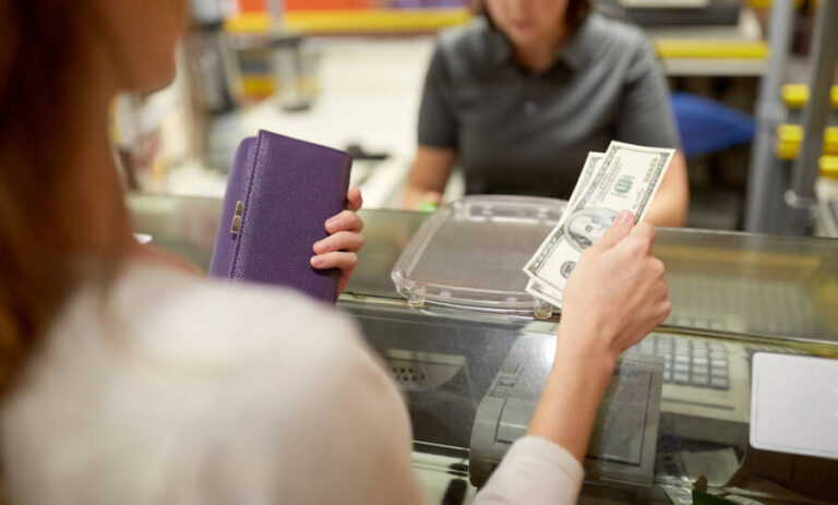 9 Reasons Why Frugal People Pay EVERYTHING in Cash - Frugal Americans